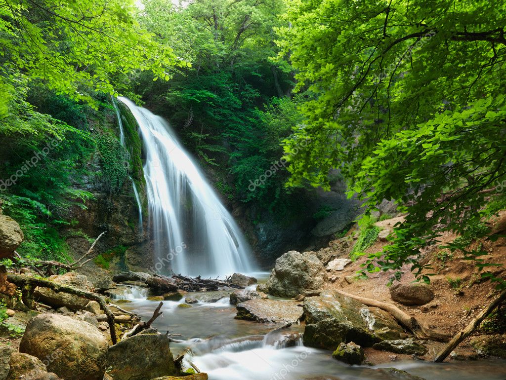 Cascada de manantial natural — Fotos de Stock © Irochka #7542783