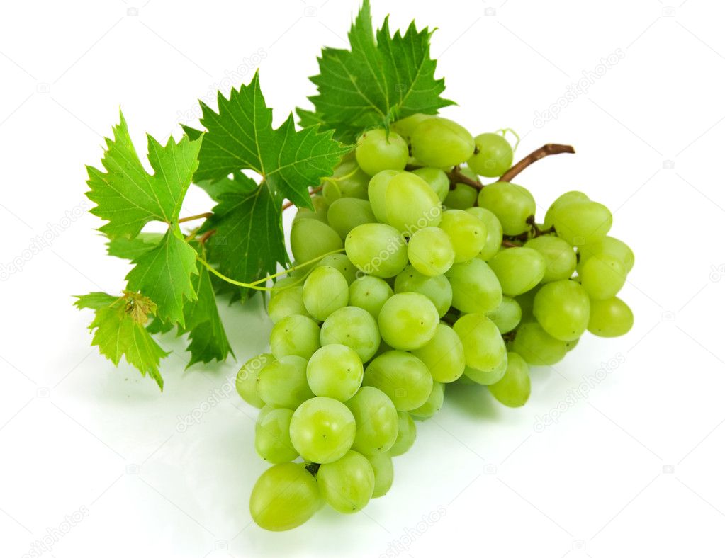 Cacho de uvas verdes frescos, isolado no branco — Fotografias de Stock ...