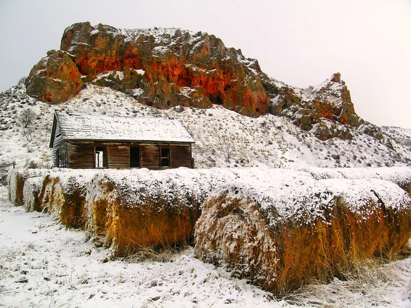 Maison dans le rocher Stock Photos, Royalty Free Maison dans le rocher ...