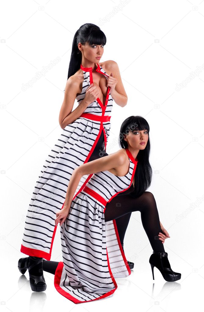 Hermosas hermanas gemelas con estilo 2024