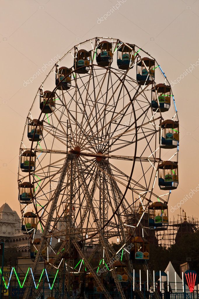 Enjoy the big wheel in the amusement park in Delhi in fro — Stock Photo ...
