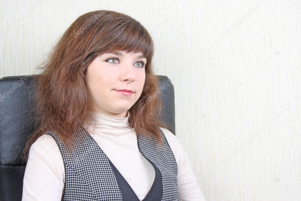 Hermosa chica en el lugar de trabajo — Foto de stock #7157150 © tinnko