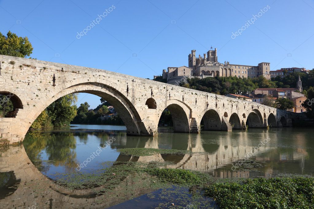 Vieux pont pont vieux et la cathédrale de Béziers, france ...