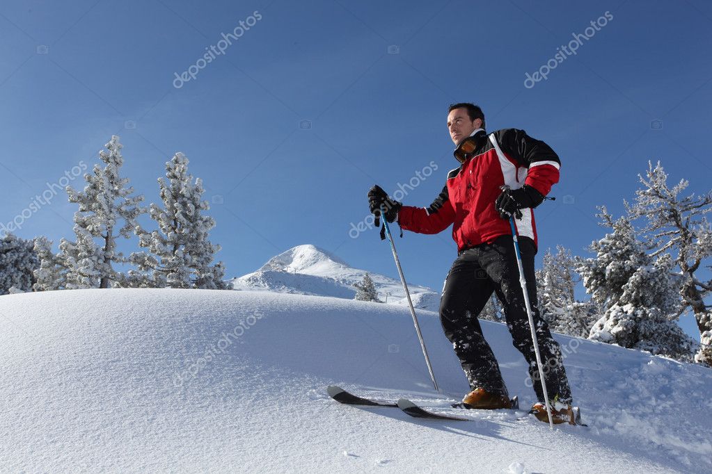 hombre esquiando en un día soleado — Foto de stock © photography33 #7941196