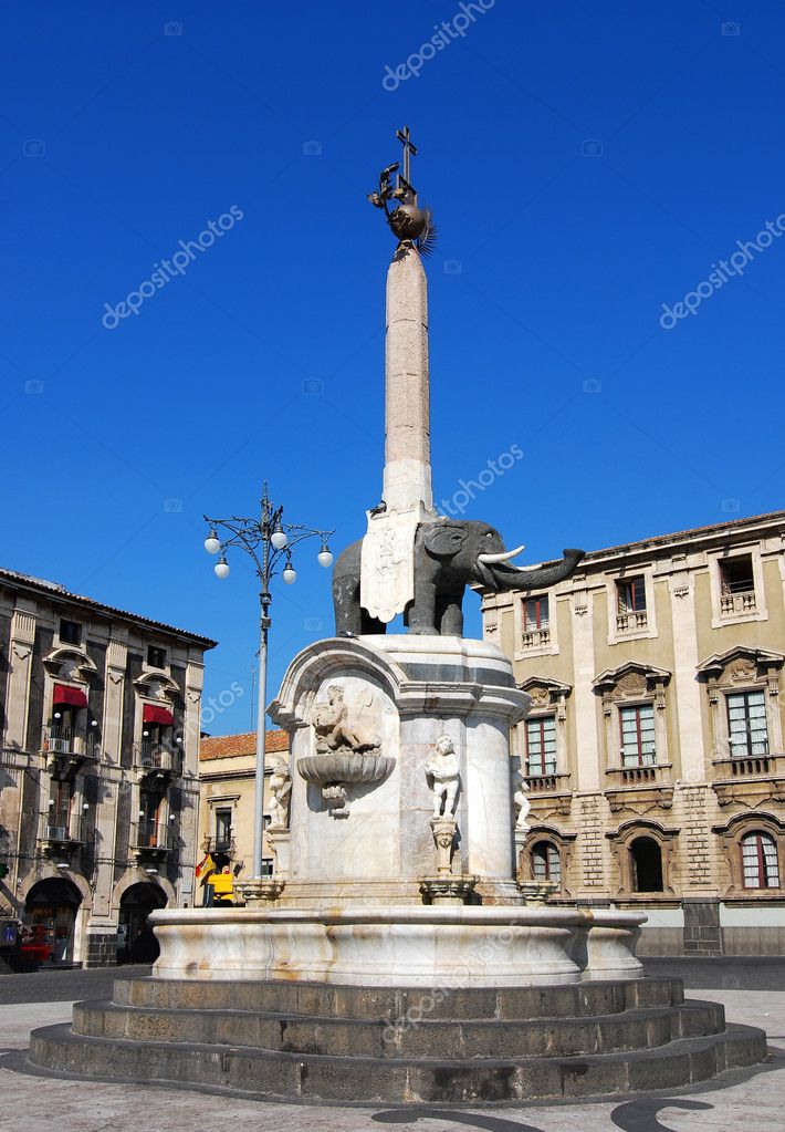 The fountain Elephant, Catania symbol in Sicily — Stock Photo ...